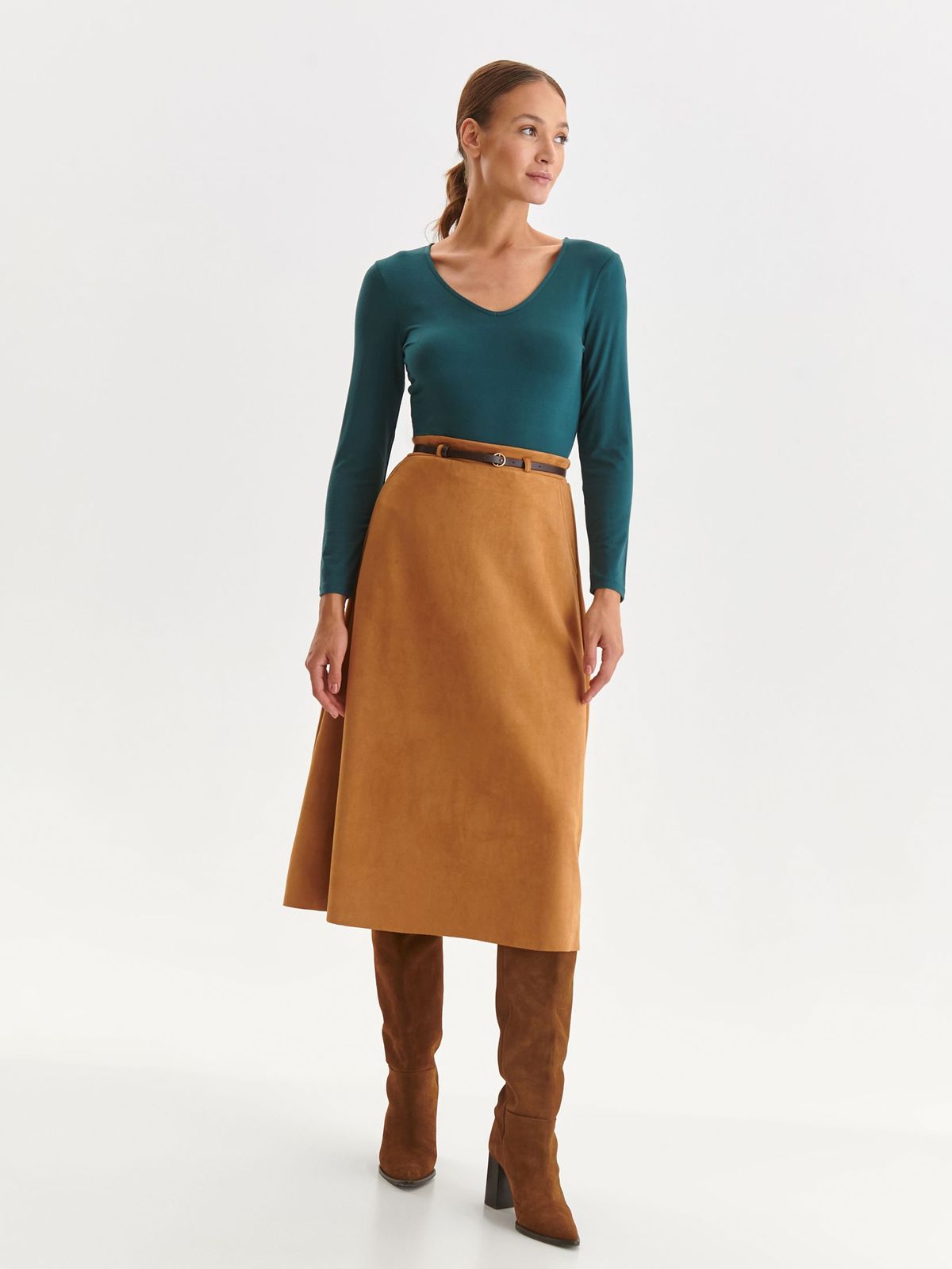 Green women`s blouse tented from elastic fabric with rounded cleavage Green women`s blouse tented from elastic fabric with rounded cleavage