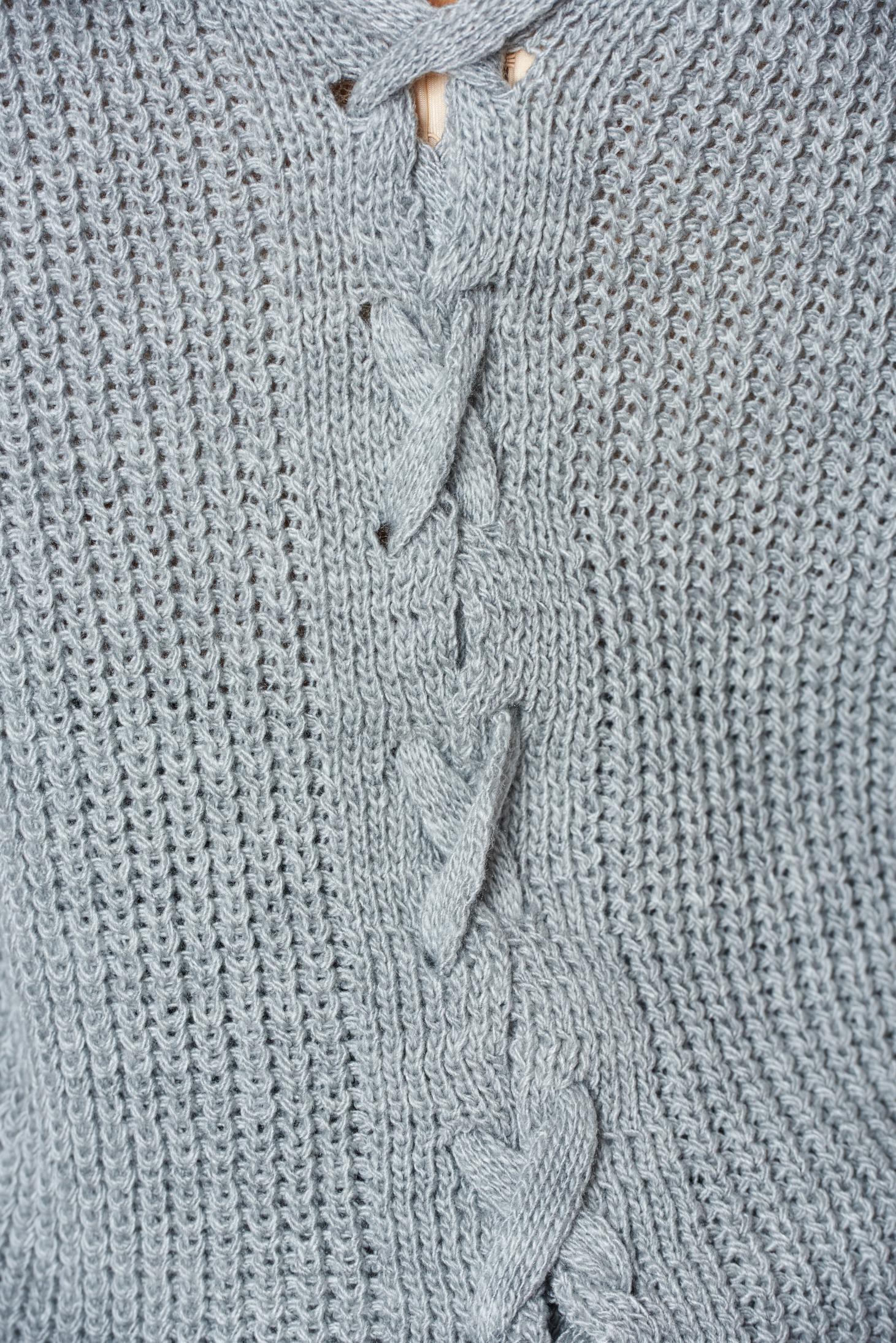 Casual knitted grey sweater with laced details with cut back