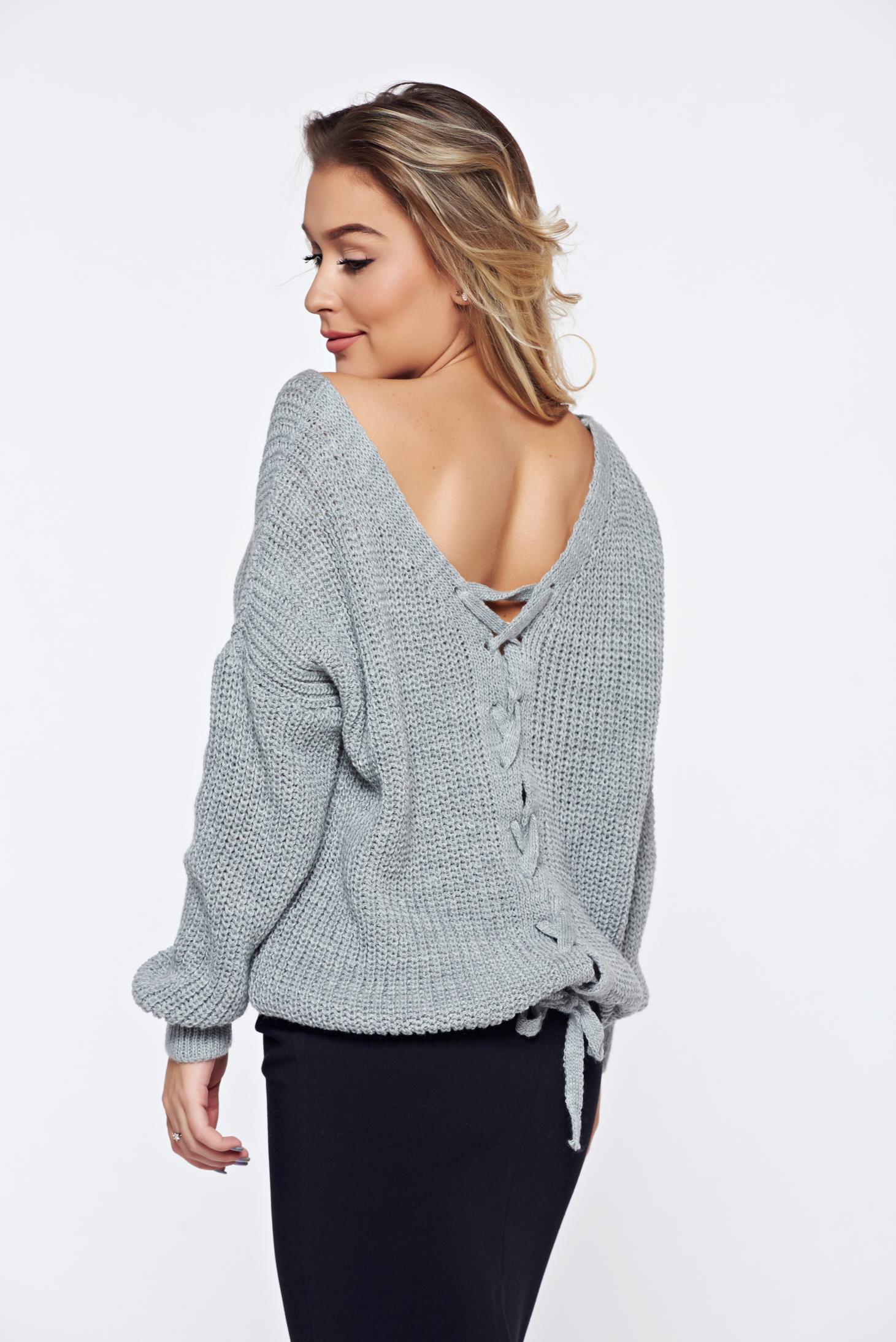 Casual knitted grey sweater with laced details with cut back