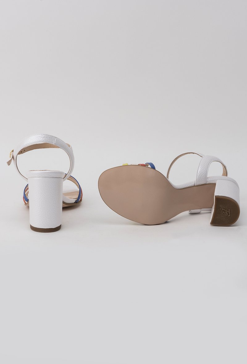 Sandale albe elegante din piele naturala cu toc inalt gros si barete ...