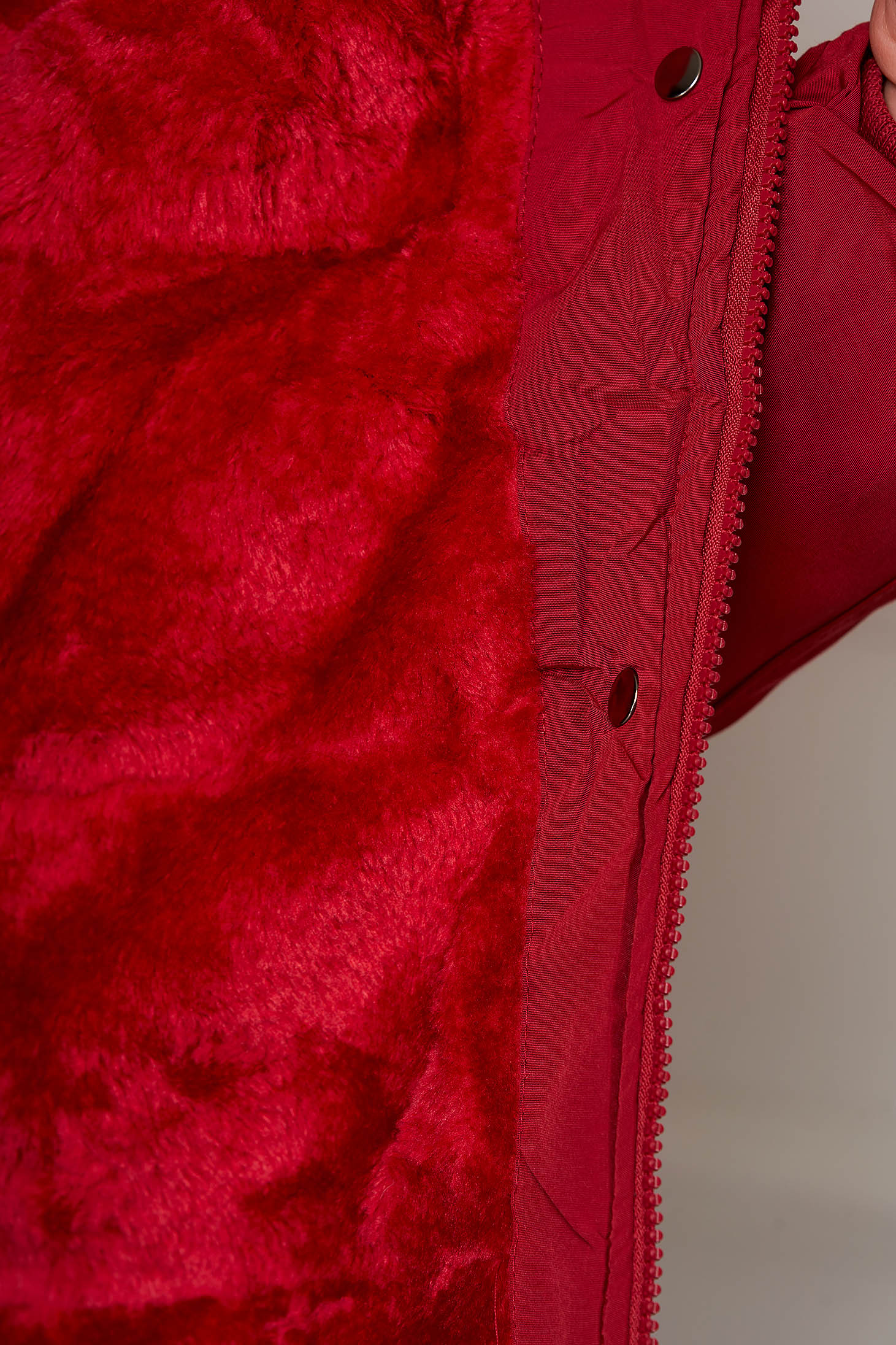 Red jacket short cut with faux fur accessory with undetachable hood