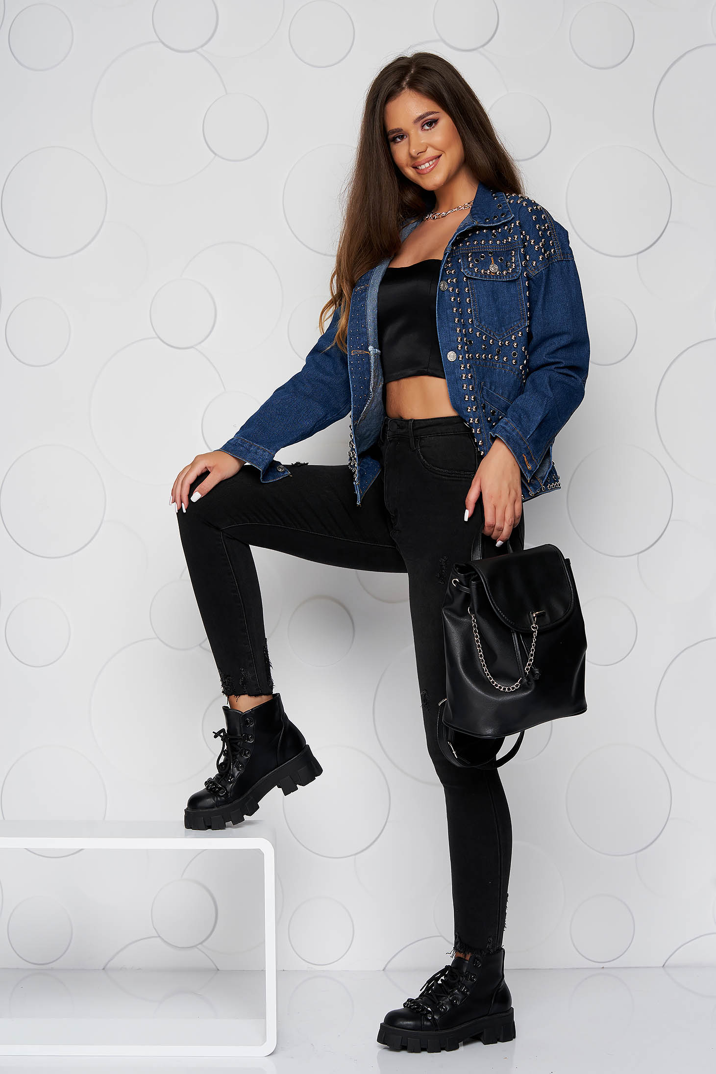 Geaca din denim albastra scurta cu tinte metalice si buzunare in fata ...