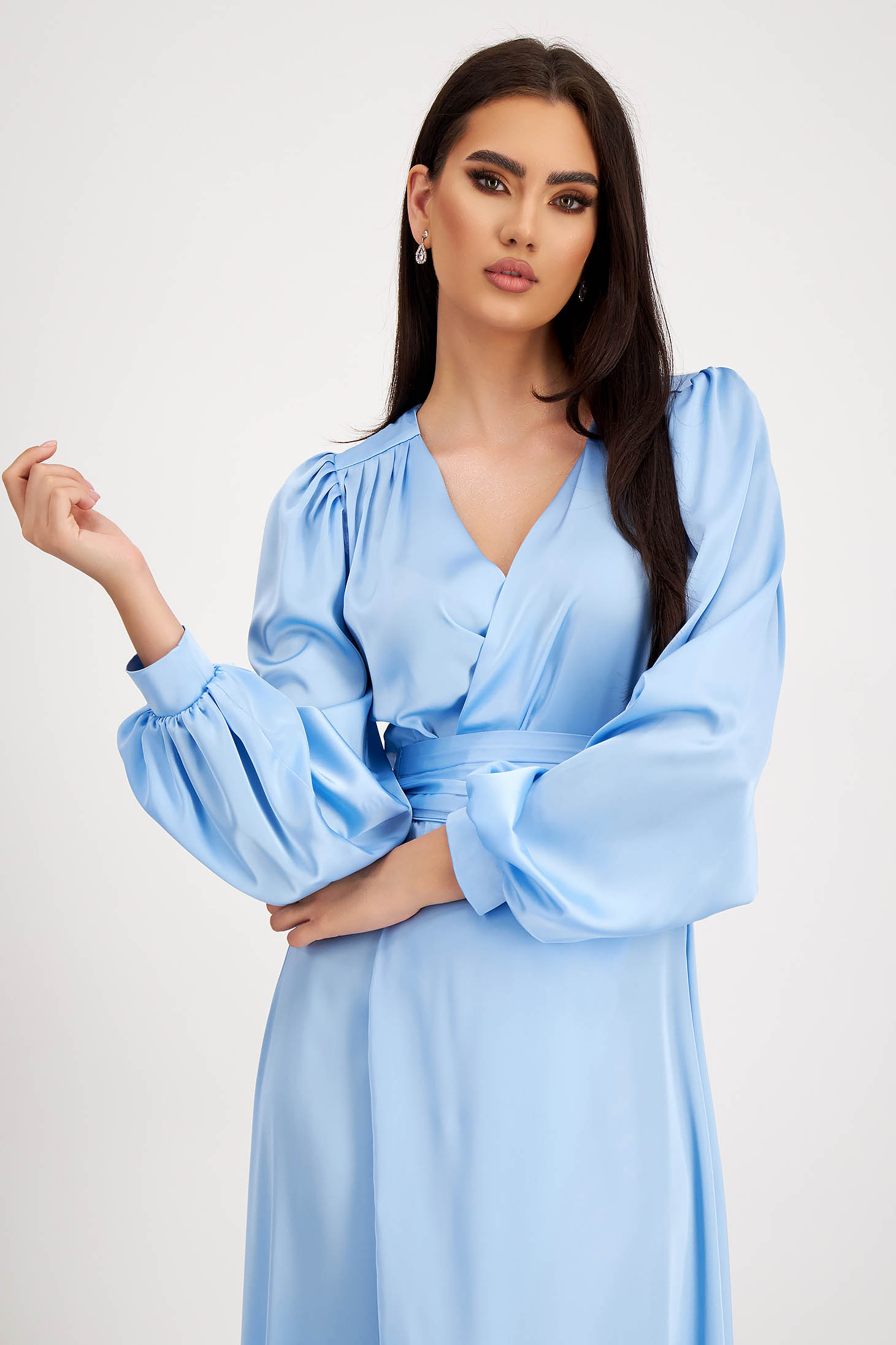 Rochie din satin albastru-deschis lunga petrecuta in clos cu maneci ...